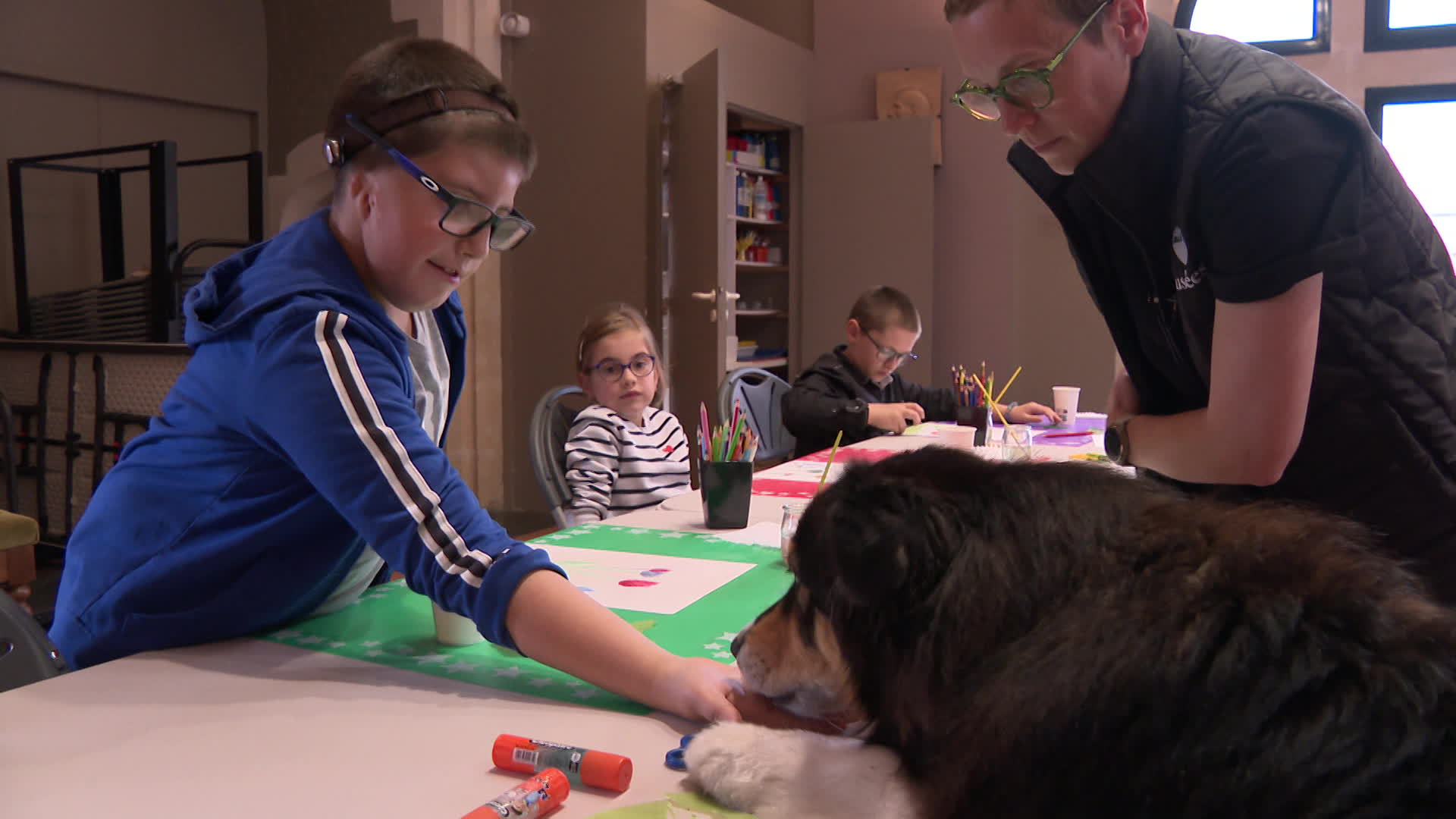 Un chien aide les enfants en situation de handicap à s'ouvrir à l'art ...