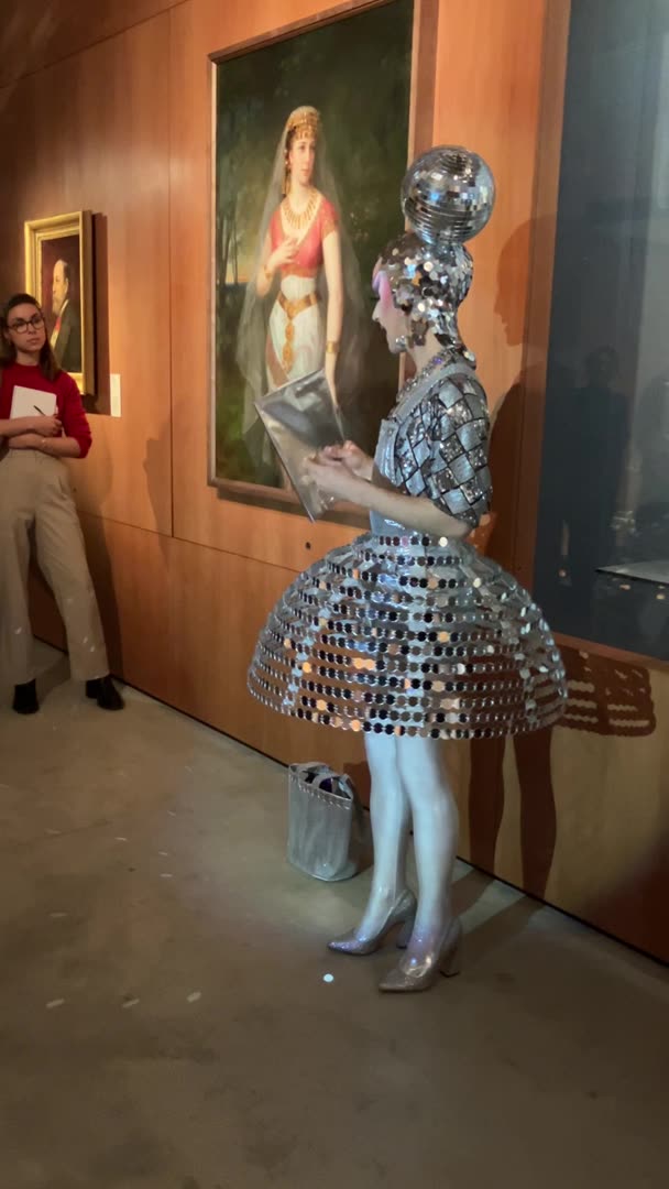 VIDEO. A la Philharmonie de Paris, le drag queen, Élysée Moon réinvente ...