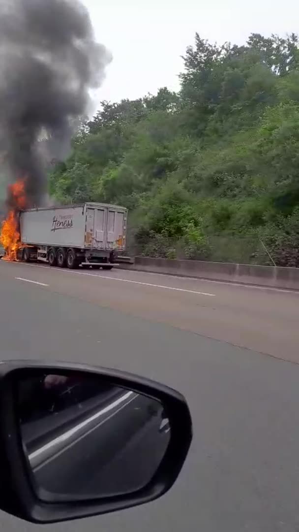 Sur l'A36, des flammes soudaines : un camion prend feu sur l'autoroute