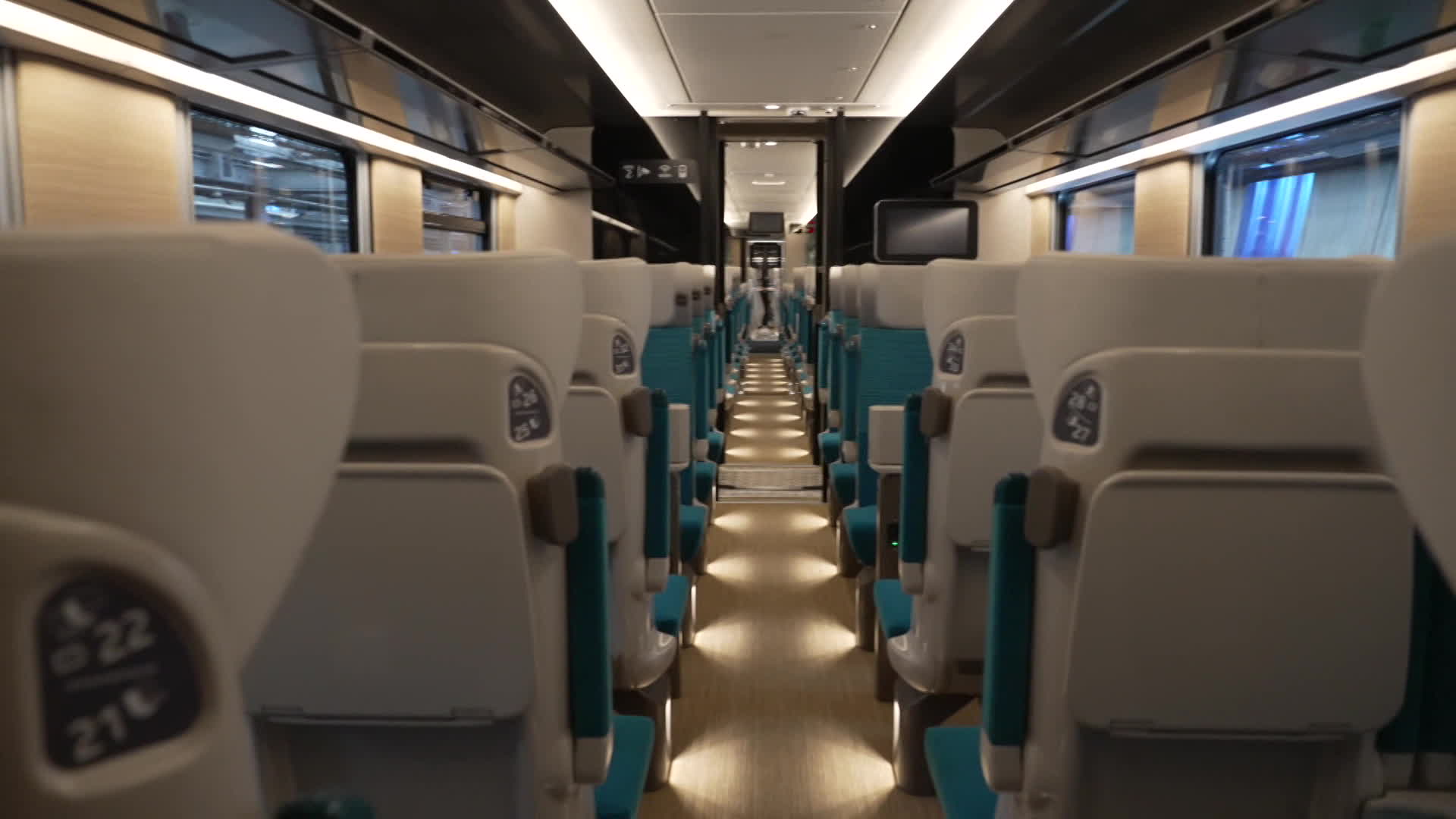VIDEO. WiFi, confort, écrans : la première rame Oxygène de la ligne de ...