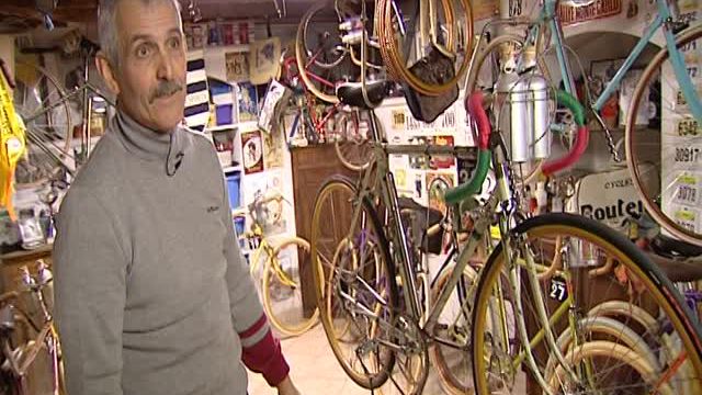 Dans son atelier isèrois, Paul Baruzzo redonne vie à des vélos du début ...