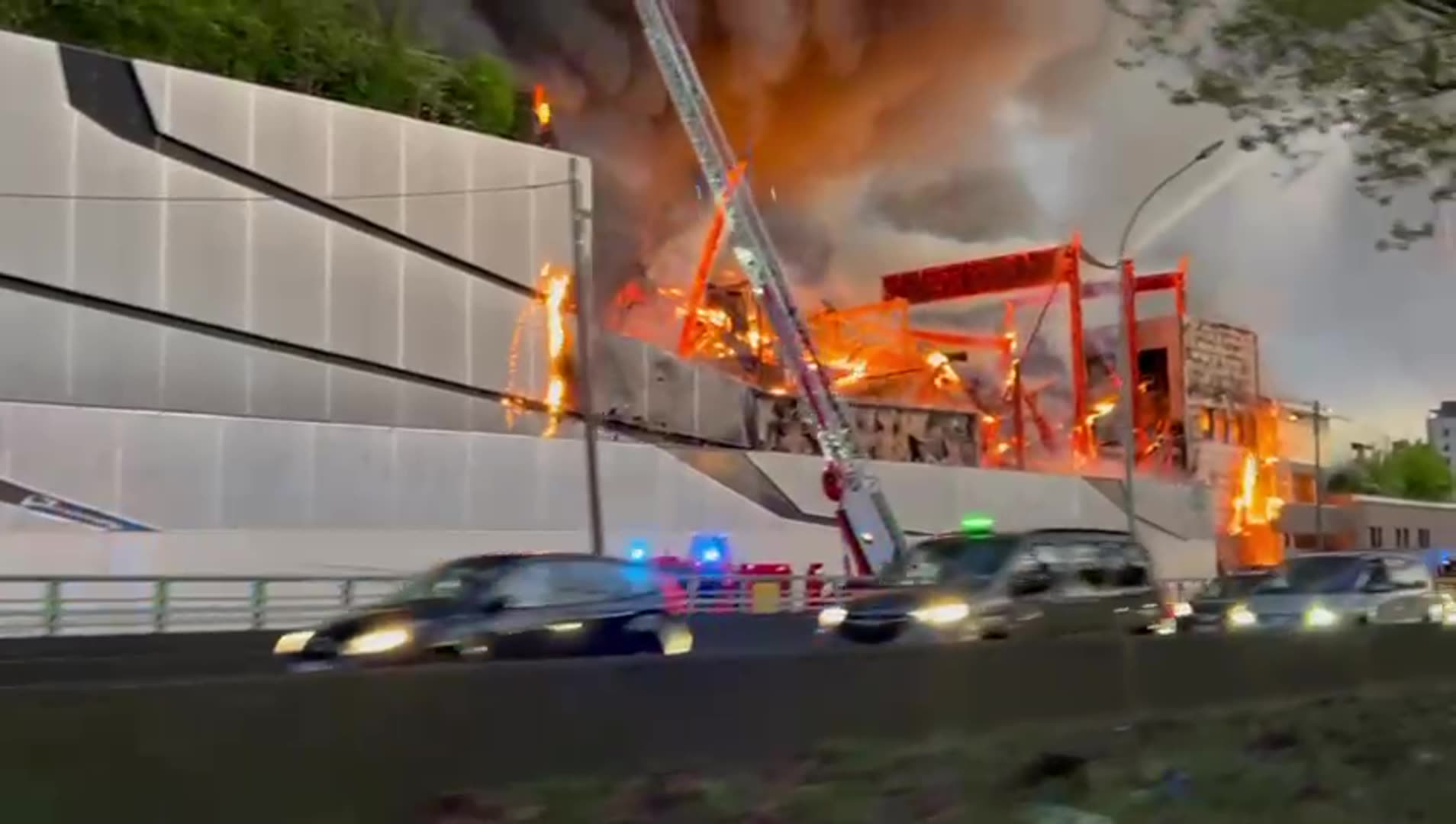 VIDEO. Violent incendie en cours dans un centre de tri des déchets dans le 17e arrondissement de ...