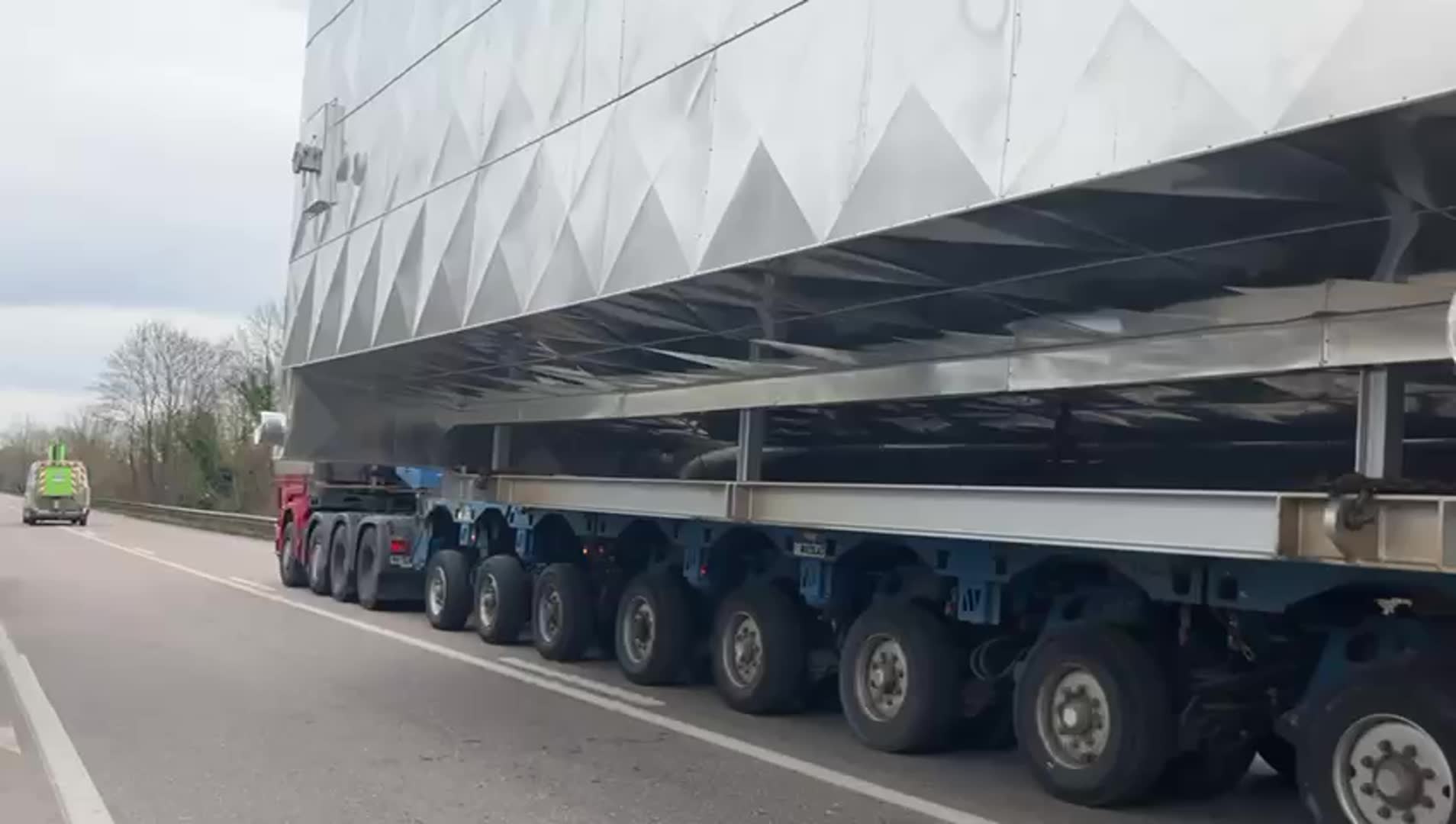 Convoi exceptionnel de 165 tonnes : le camion se renverse sur un pont ... Convoi exceptionnel de 165 tonnes : le camion se renverse sur un pont ...