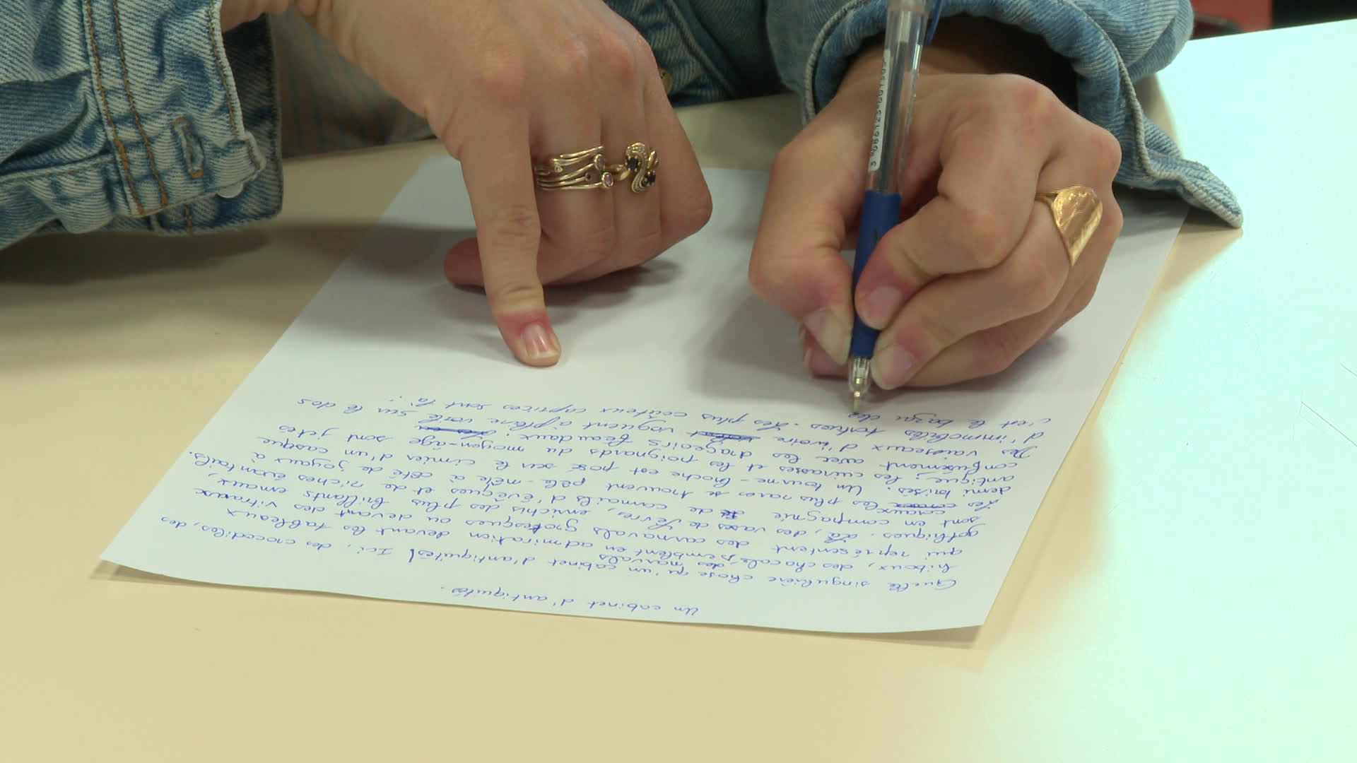 “C’est terriblement difficile. Il y a quelques pièges” : une dictée ...