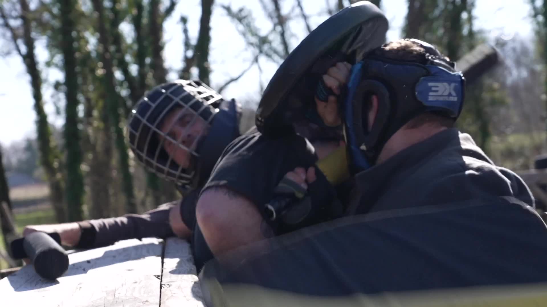 "Pour les enfants, on est des chevaliers"... Le béhourd : le sport de ...
