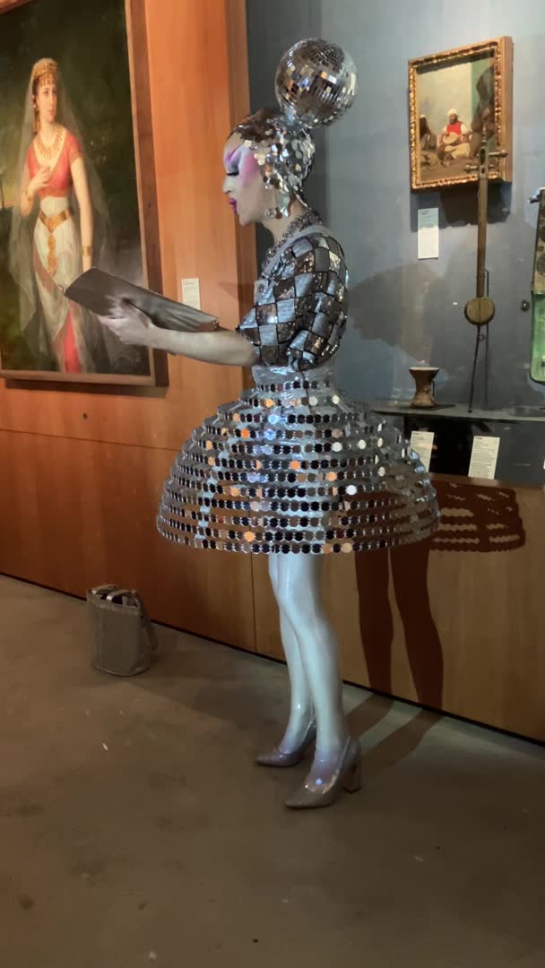 VIDEO. A la Philharmonie de Paris, le drag queen, Élysée Moon réinvente ...