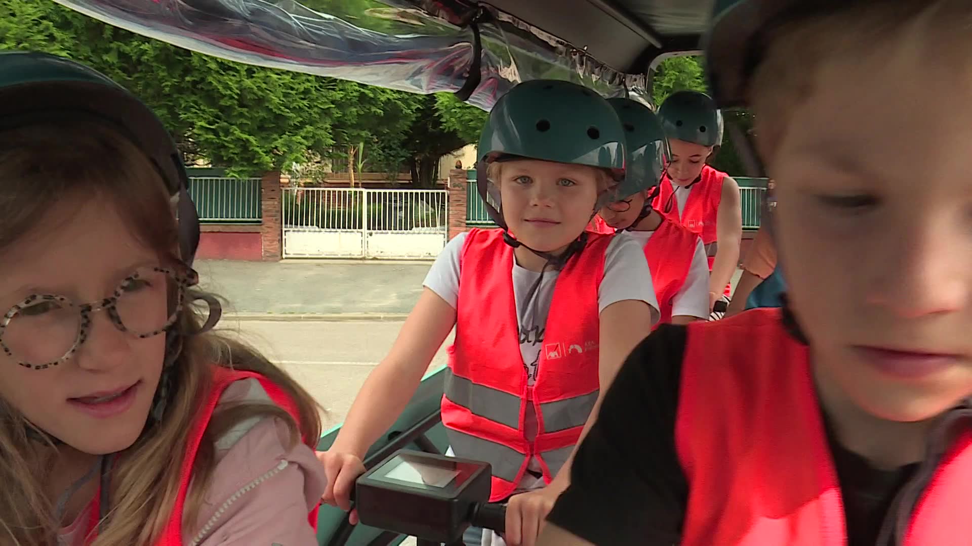 VivaTech 2025 : on a testé le prototype de vélo-bus électrique présenté ...