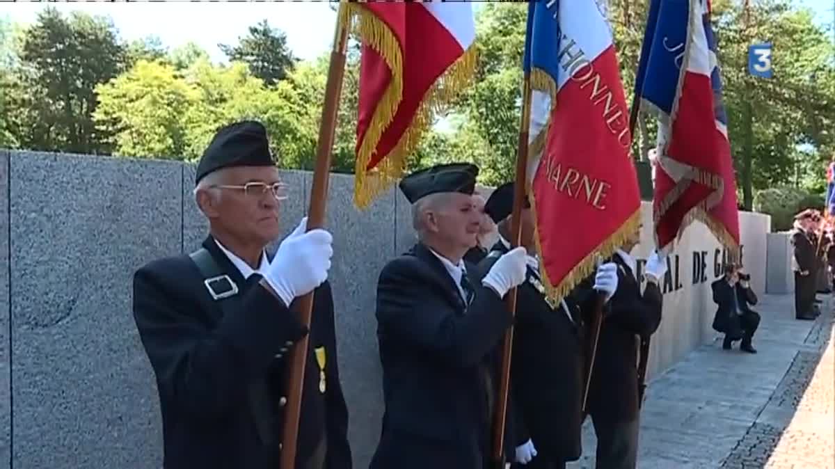 Alain Delon prononce l'appel du 18 juin 1940 au pied de la Croix de ...